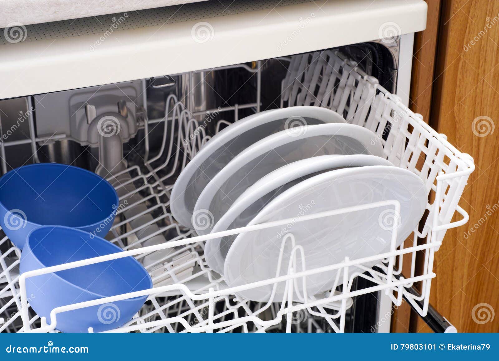 Open Afwasmachine Met Platen Stock Afbeelding - Image of wasmachine ...