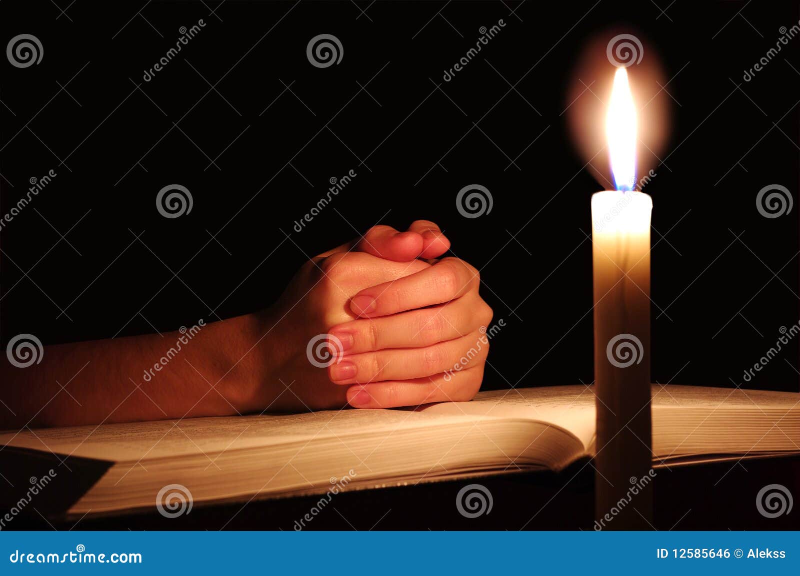 Open bijbel stock foto. Image of handen, christendom - 12585646