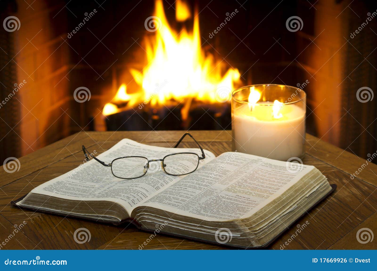 Open Bijbel stock foto. Image of christus, bijbel, haard - 17669926