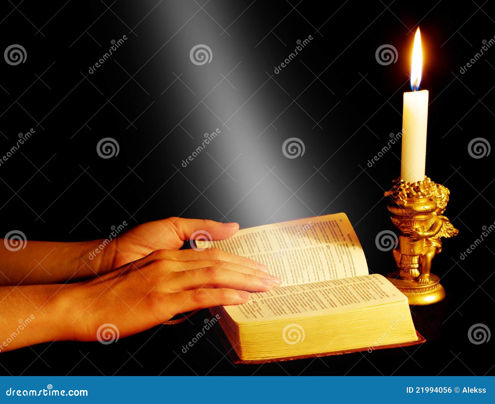 Open bijbel stock foto. Image of lijst, donker, achtergrond - 21994056