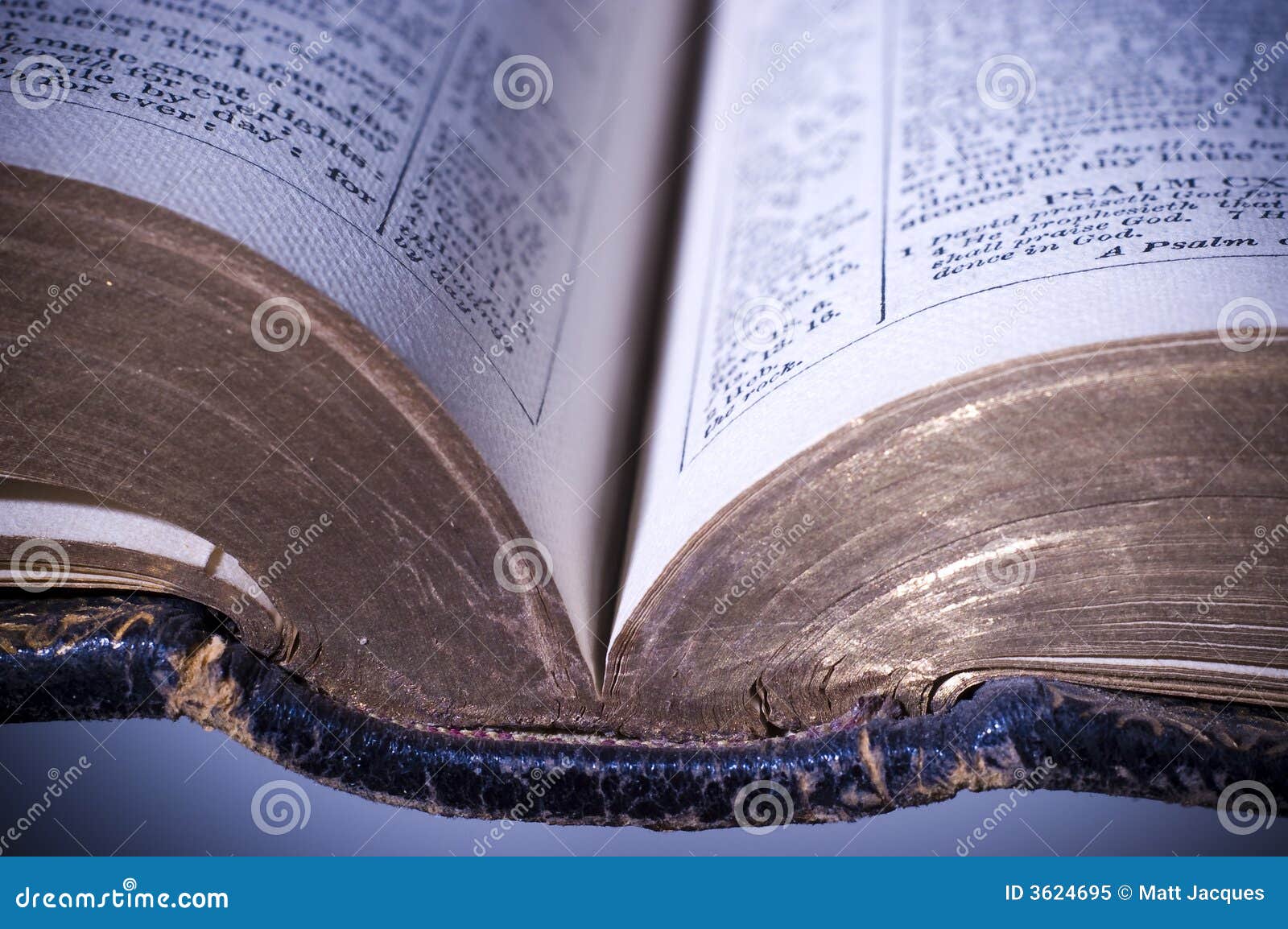 Open Bijbel Met Gouden Randen Stock Afbeelding - Image of voorspelling ...