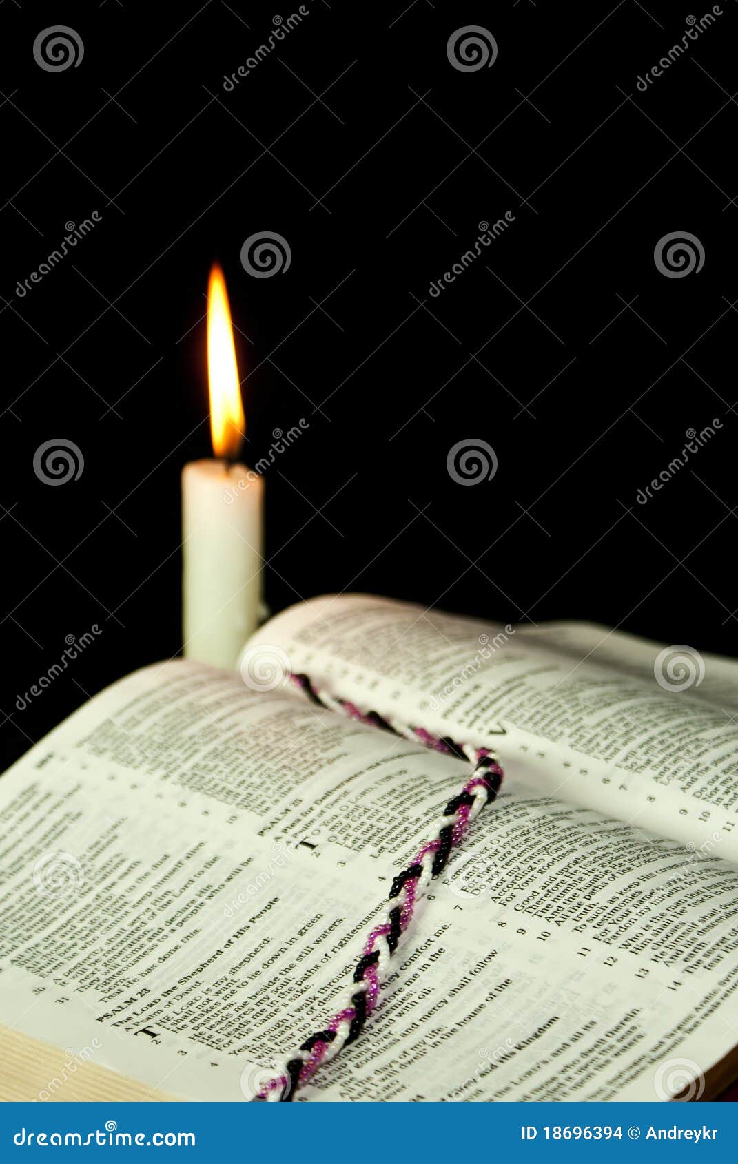 Open Bijbel Met Het Branden Van Kaars Stock Foto - Image of jamen ...