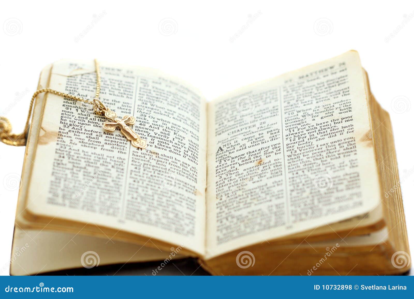 Open bijbel met kruis stock foto. Image of pagina, godsdienst - 10732898