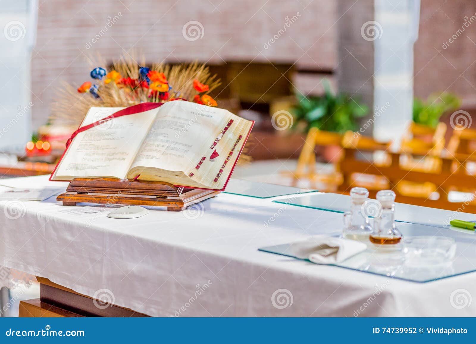 Open Bijbel Op Het Altaar Van Katholieke Kerk Stock Foto - Image of ...