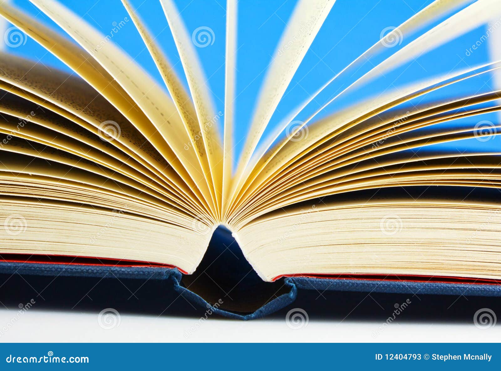 Open boek stock afbeelding. Image of gegevens, blad, groot - 12404793