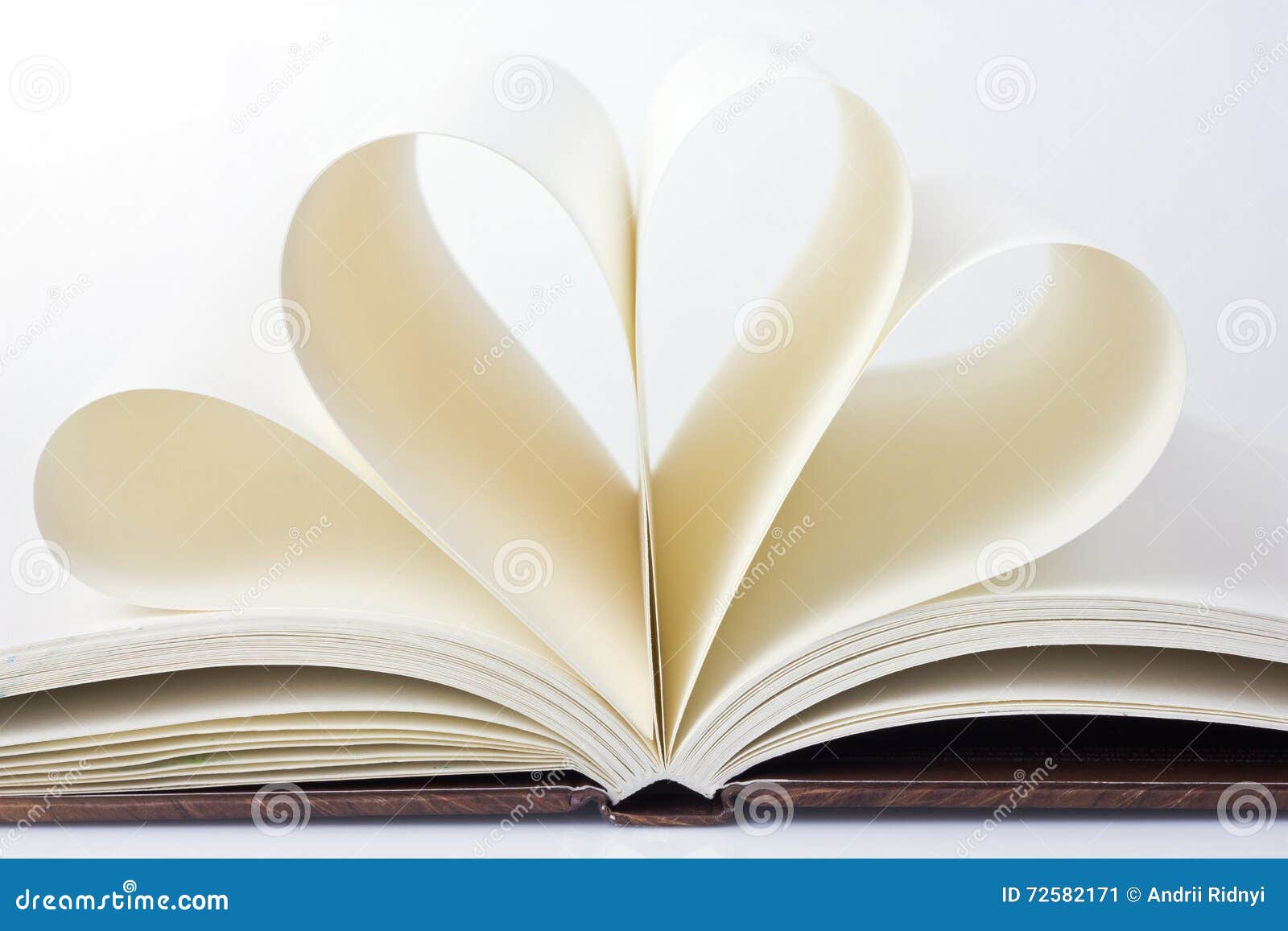 Open Boek Met De Pagina's in De Vorm Van Hart Stock Afbeelding - Image ...