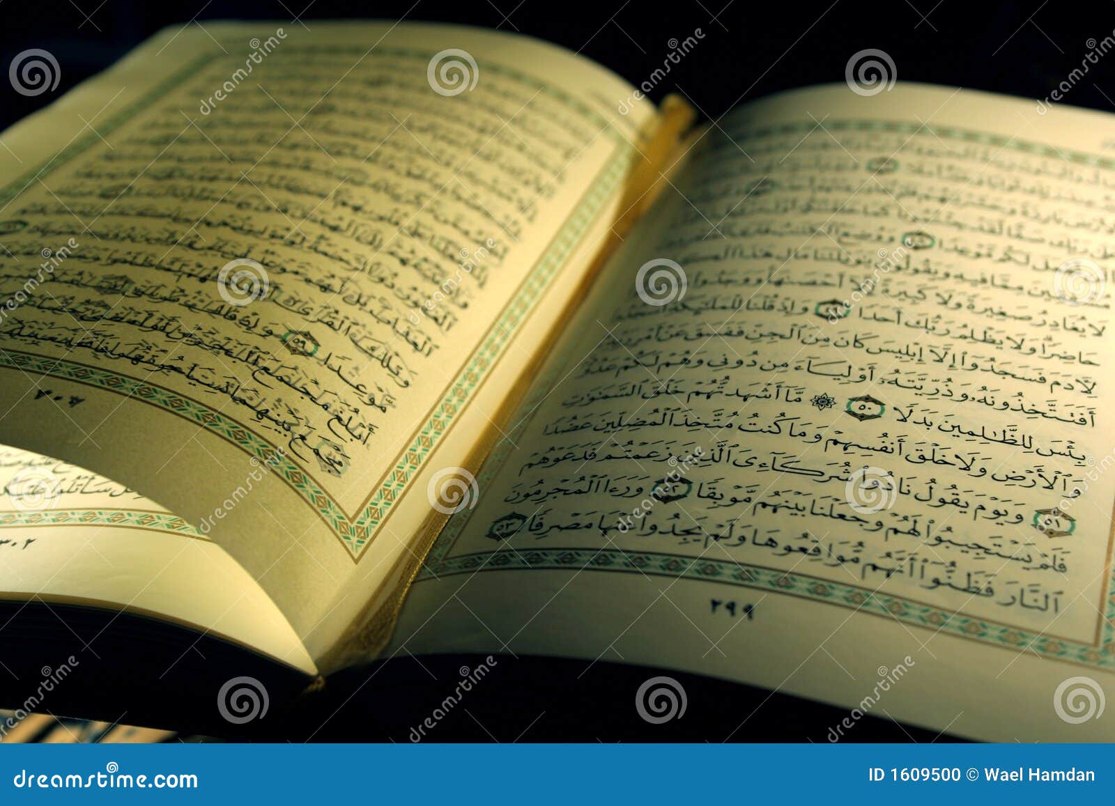 Open Boekpagina's Van Heilige Koran Stock Foto - Image of gebed ...