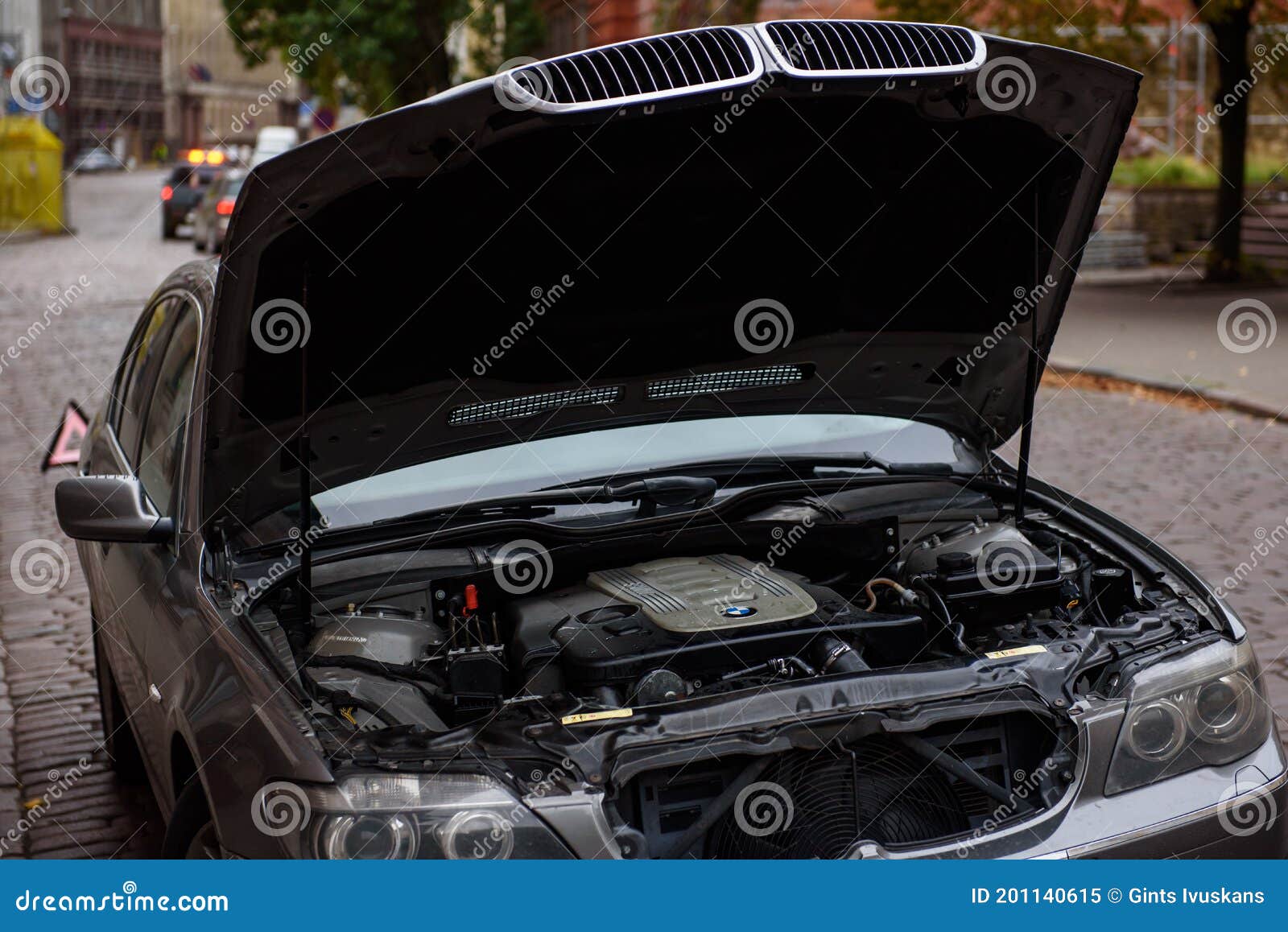 Open Bonnet of Broken BMW Car Editorial Image - Image of road, engine ...