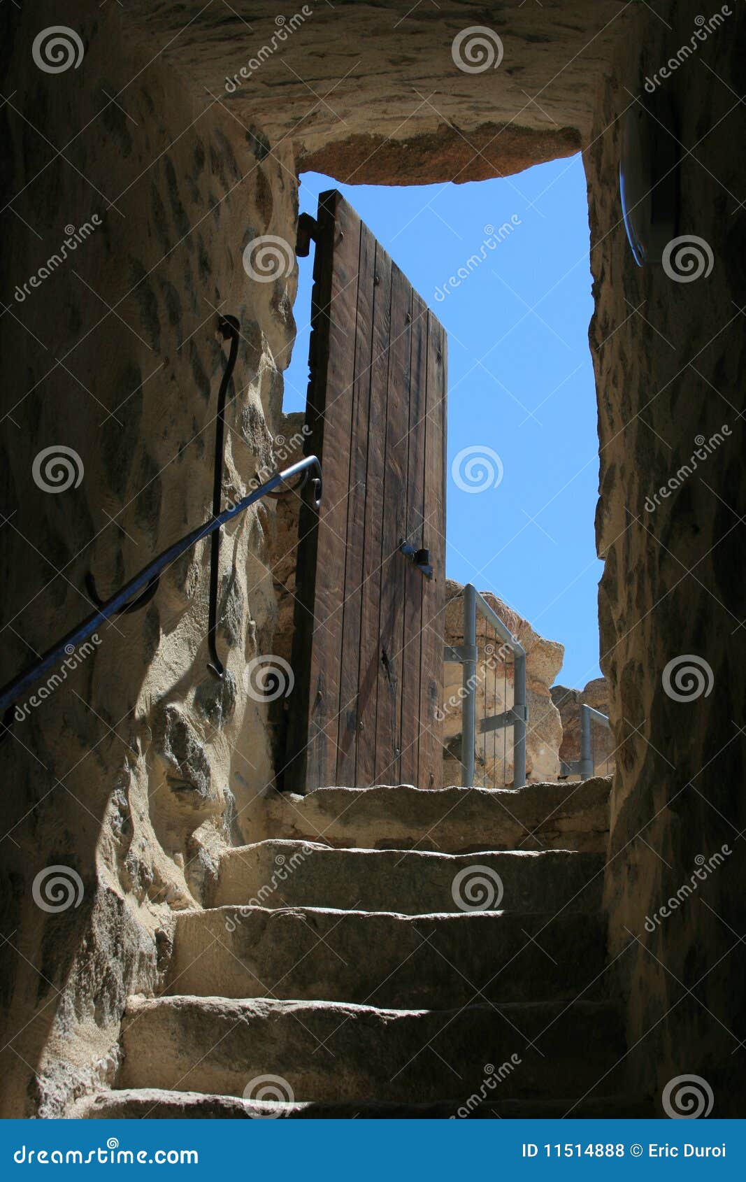 Open deur stock foto. Image of steen, deur, blauw, hemel - 11514888