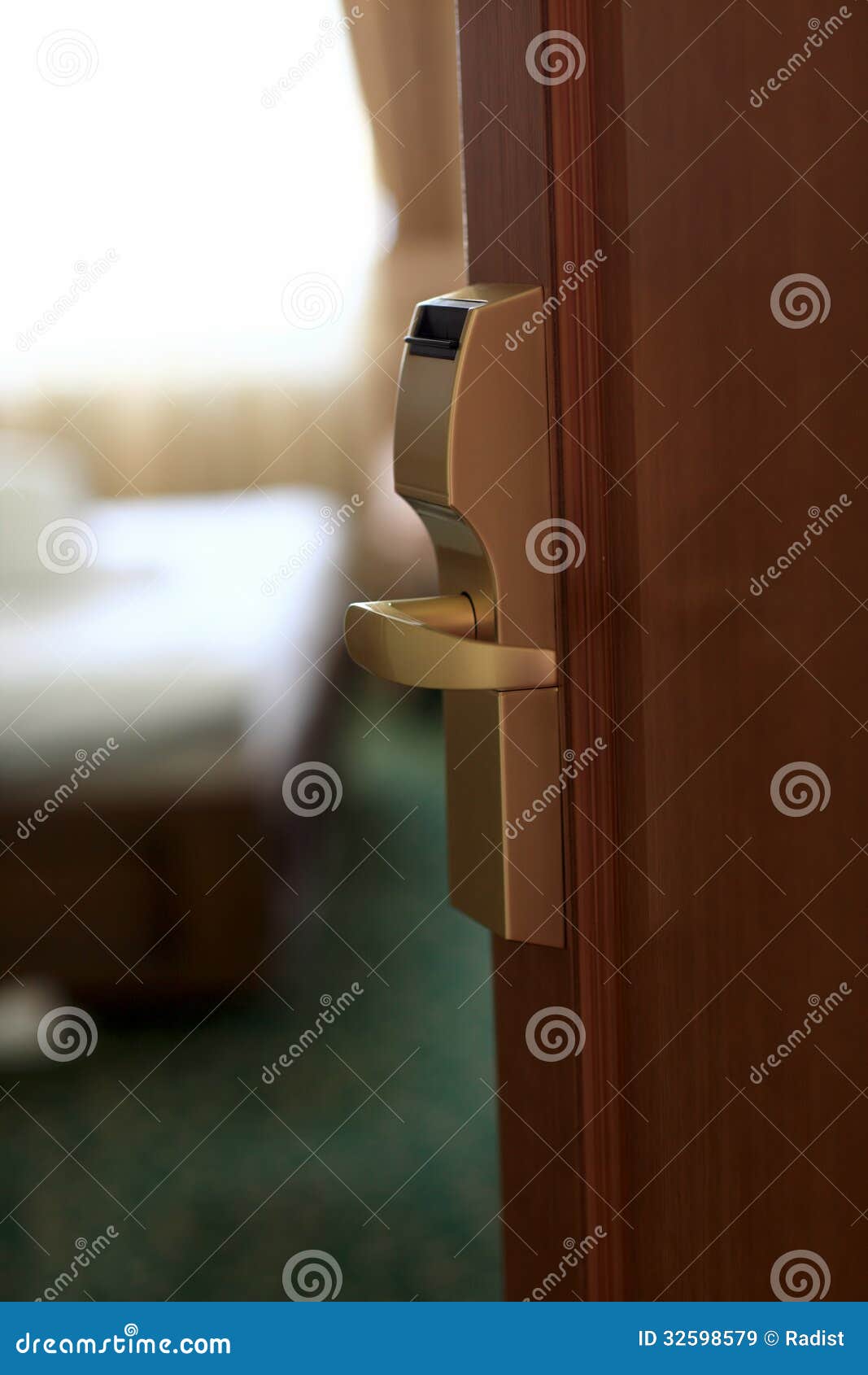 Open deur stock afbeelding. Image of begrip, ingang, brons - 32598579