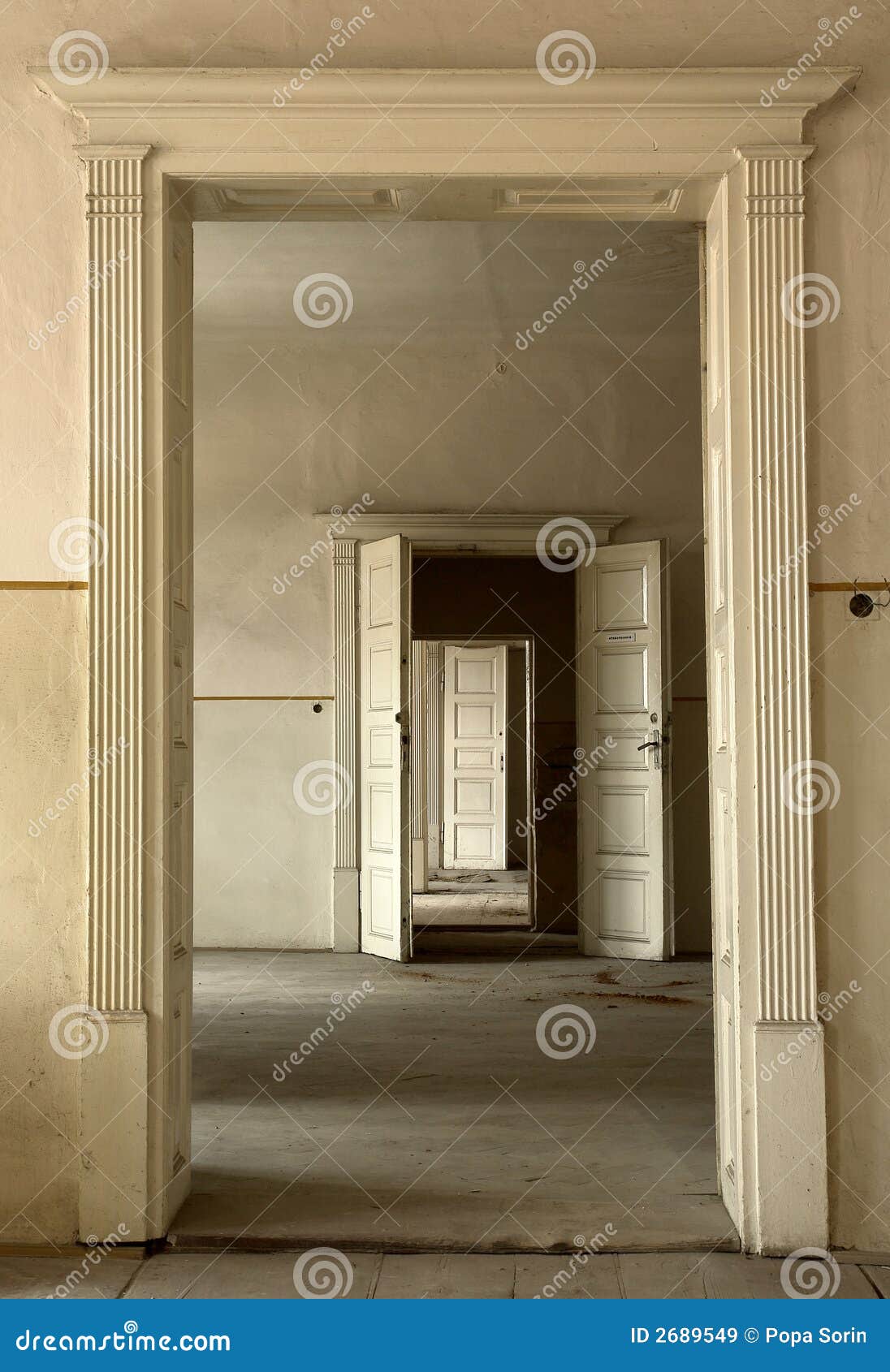 OPEN DEUREN - MOGELIJKHEDEN Stock Afbeelding - Image of deur, open: 2689549