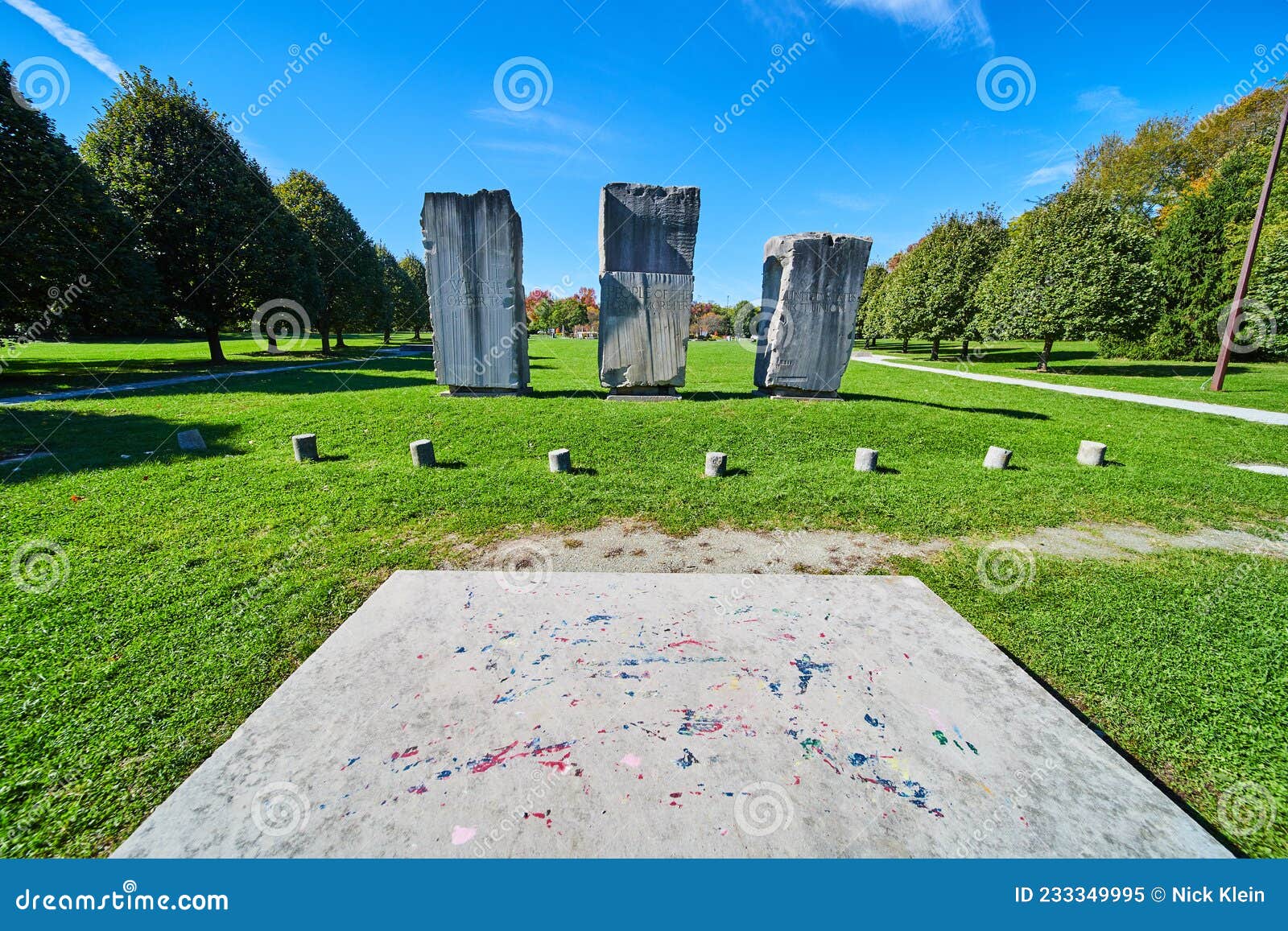 Open Grasveld Met Drie Grote Stenen Obeliskmonumenten Stock Afbeelding ...