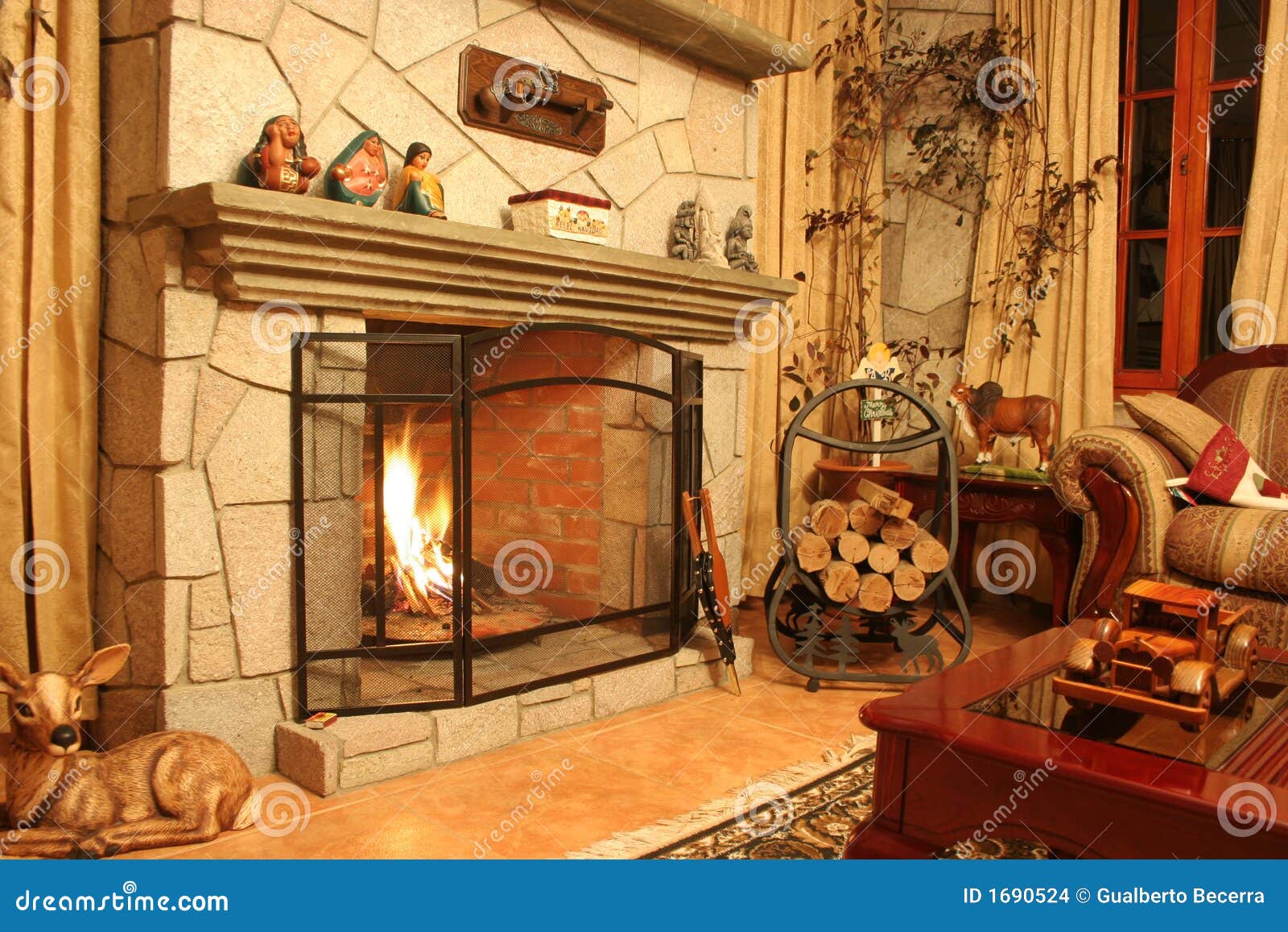 Open haard stock foto. Image of hout, vloer, levensonderhoud - 1690524