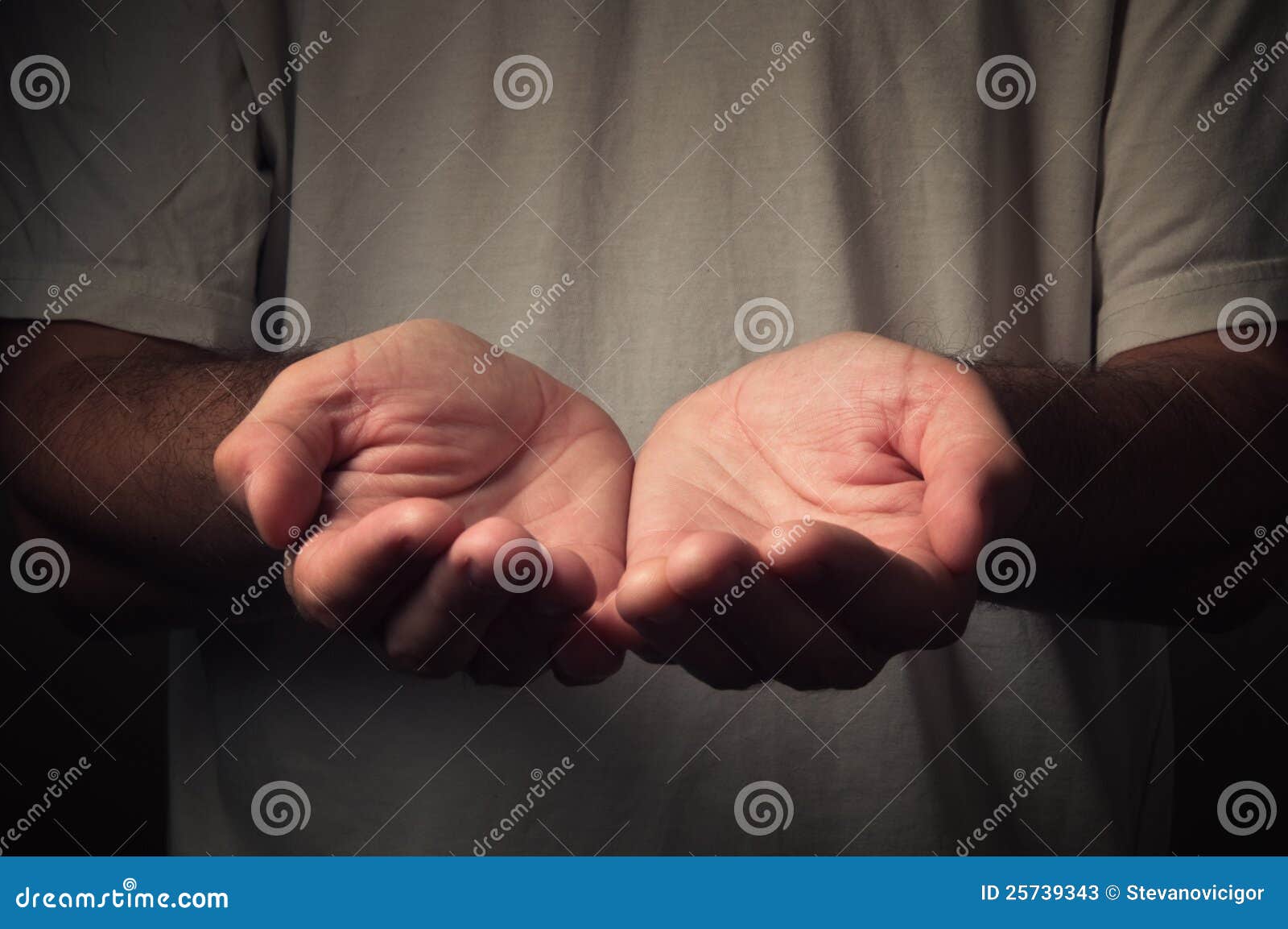 Open handen van een mens stock afbeelding. Image of vervoer - 25739343