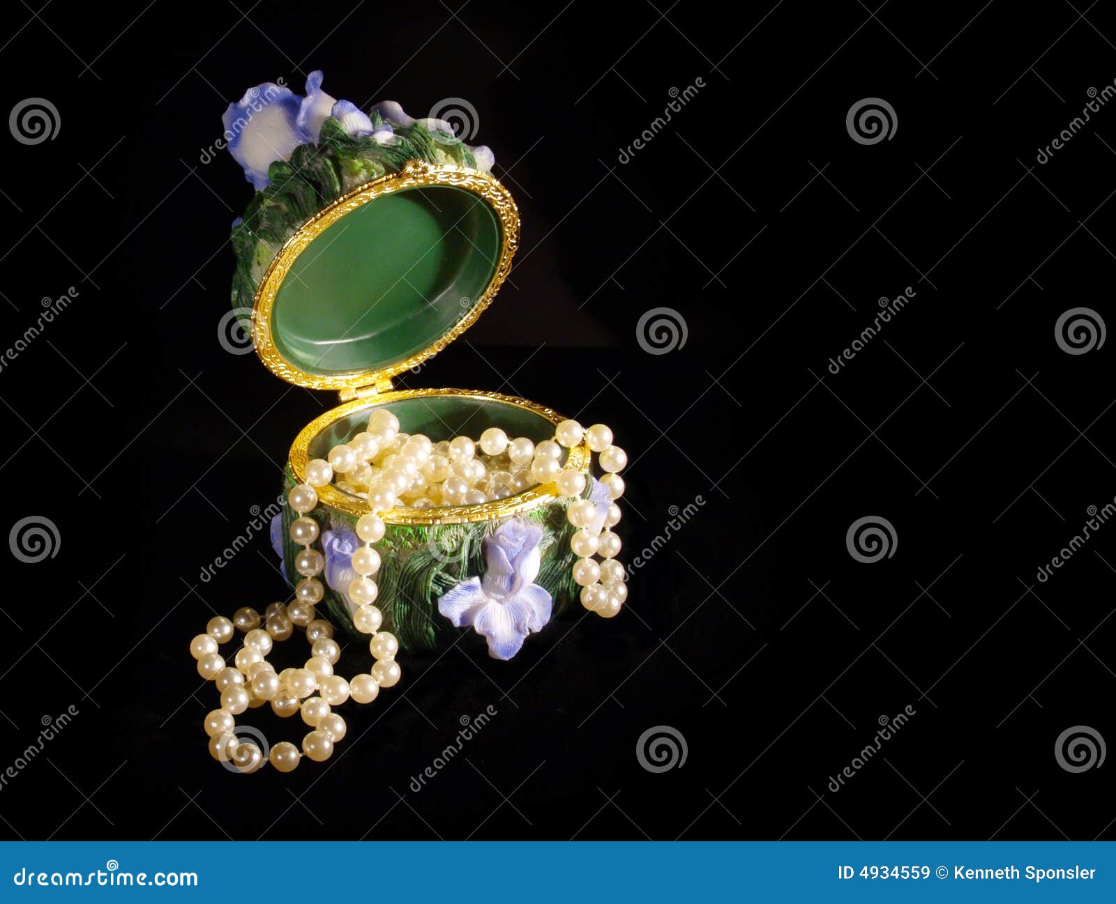 Open jewel box stock image. Image of flowers, decor, curve - 4934559