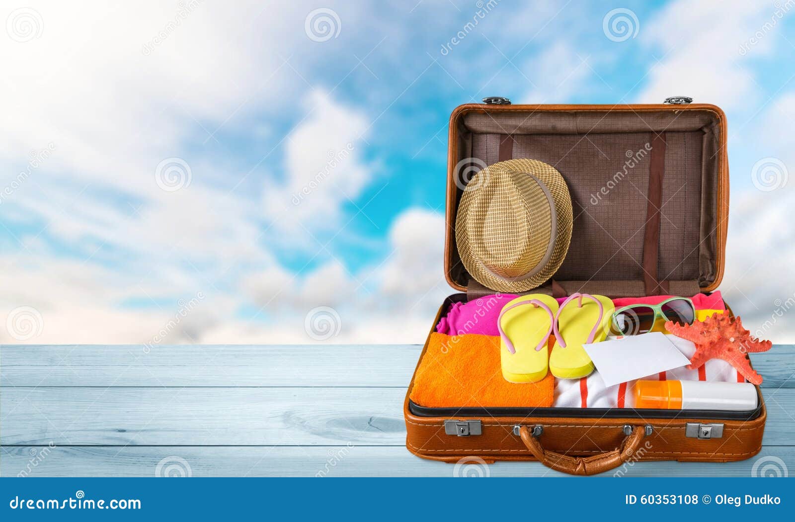 Open koffer stock foto. Image of overhemd, toerist, manier - 60353108