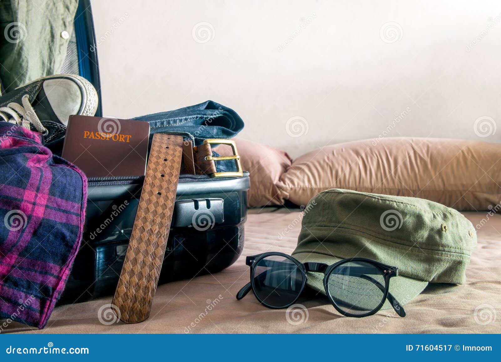 Open Koffer Bij De Bedverpakking Stock Afbeelding - Image of hoed, reis ...