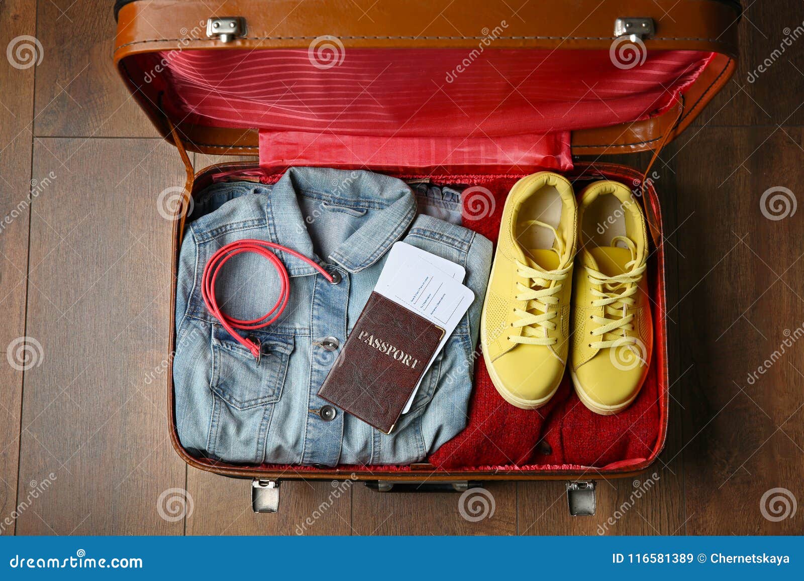 Open koffer met kleren stock afbeelding. Image of toebehoren - 116581389