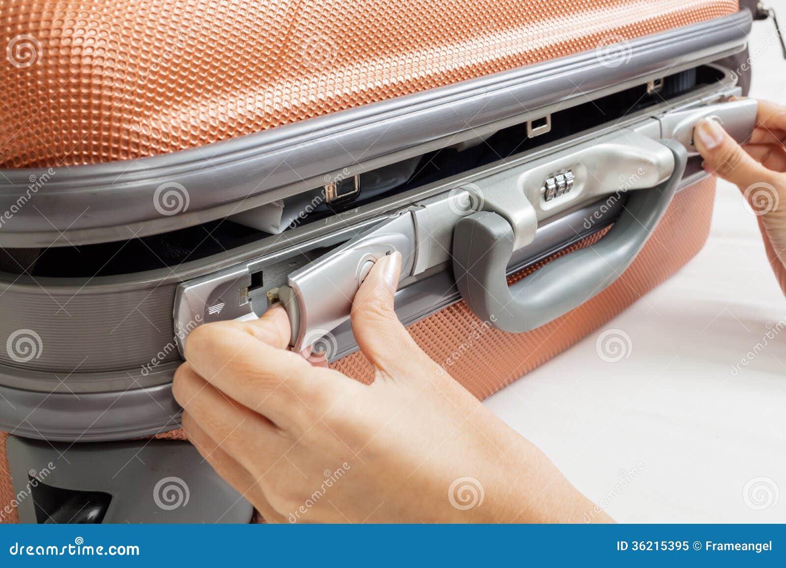 Open Koffer Met Kleren Op Bed Stock Afbeelding - Image of retro, open ...