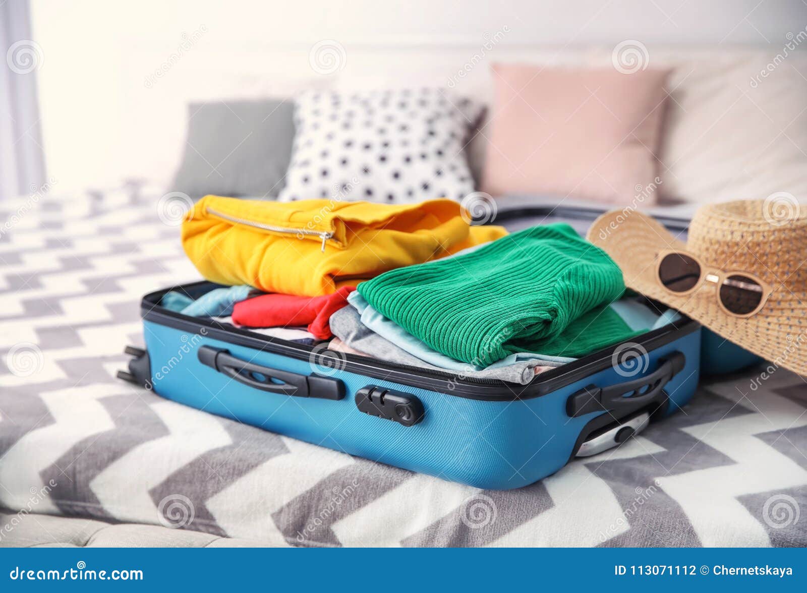 Open Koffer Met Verschillend Persoonlijk Materiaal Stock Foto - Image ...