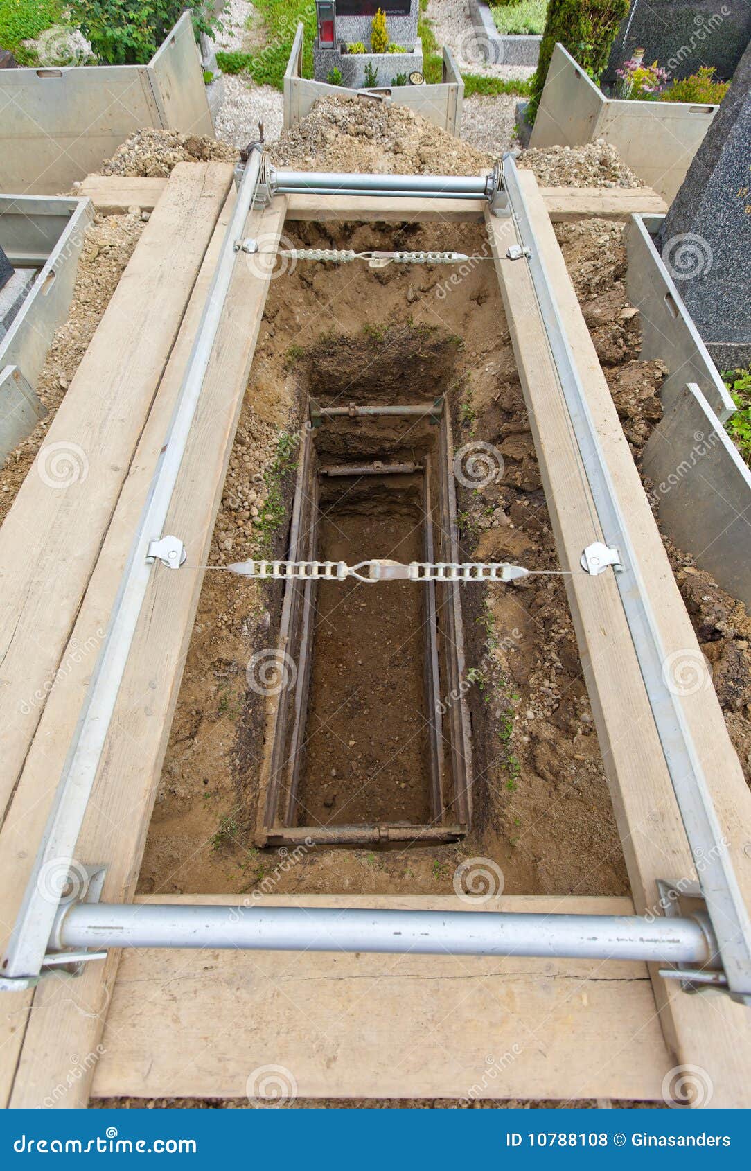 Open, Leeg Graf in Een Begraafplaats Stock Foto - Image of plaats ...