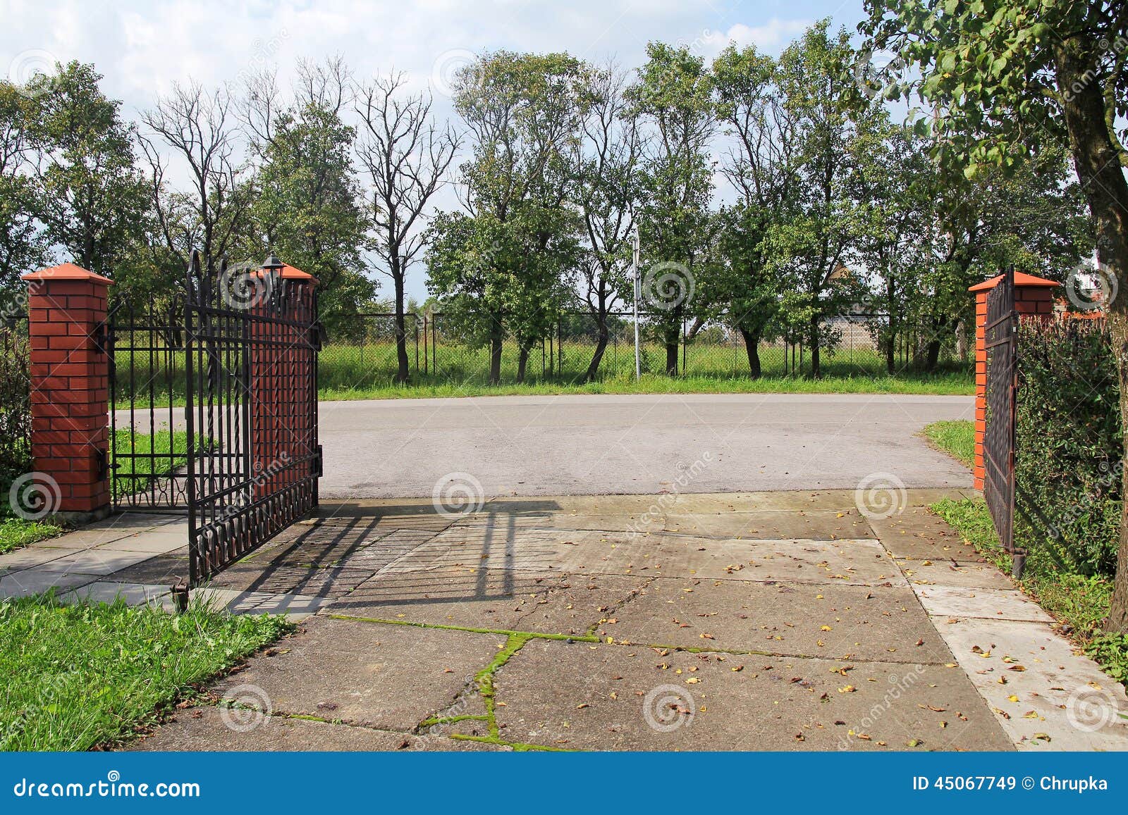 Open metaal moderne poort stock afbeelding. Image of orneren - 45067749