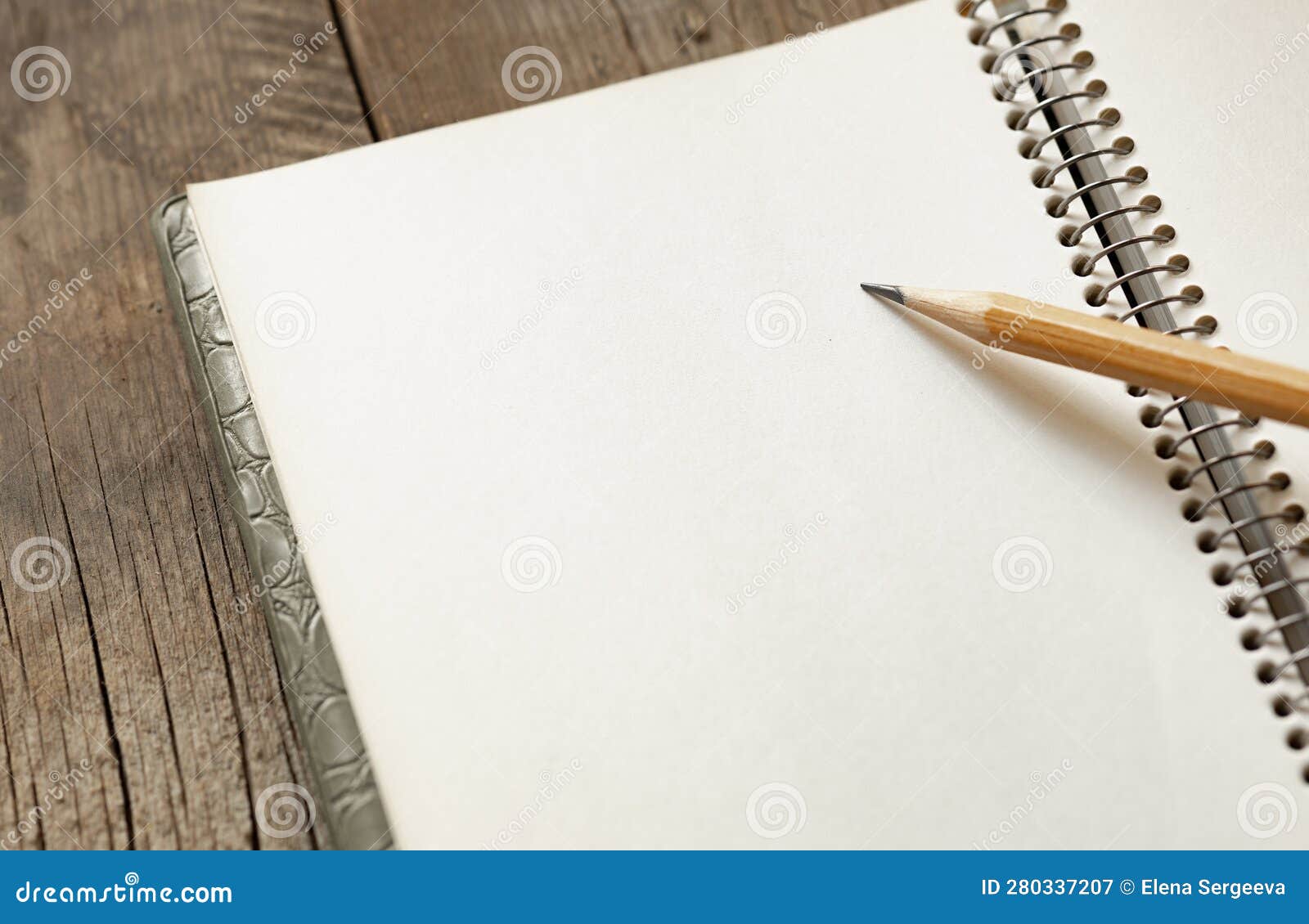 Open Notepad with Blank Page for Notes and Memory, Free Space for Text ...