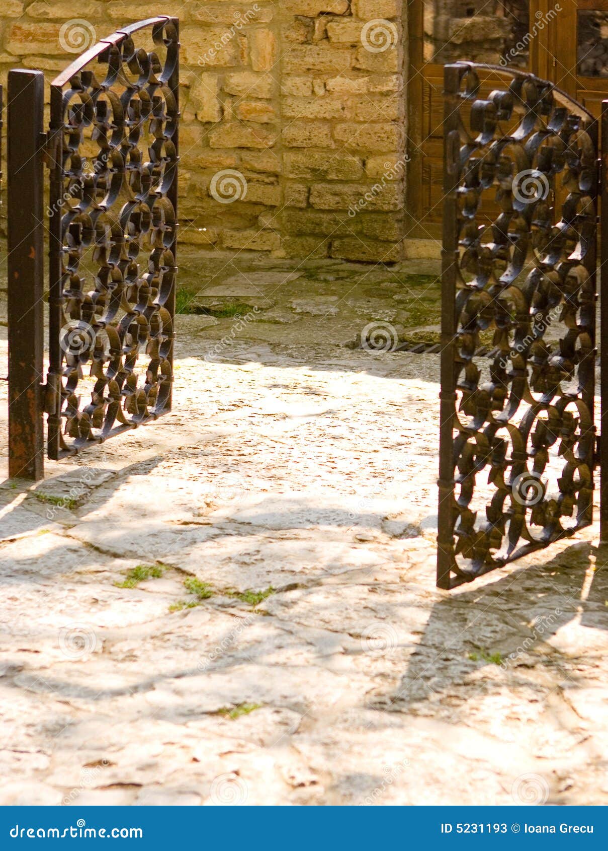 Open poort stock afbeelding. Image of motief, deur, donker - 5231193