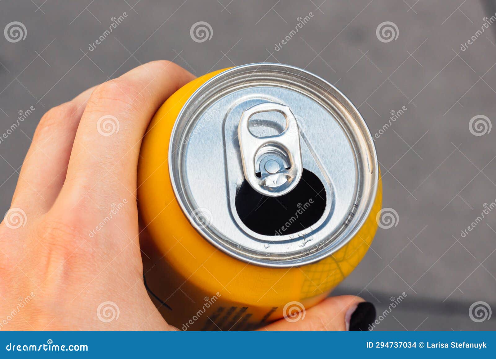 Open tin beer can hand stock photo. Image of beverage - 294737034