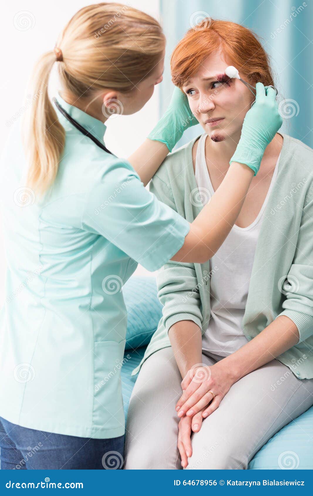 Open wond op de wenkbrauw stock foto. Image of hulp, bloed - 64678956