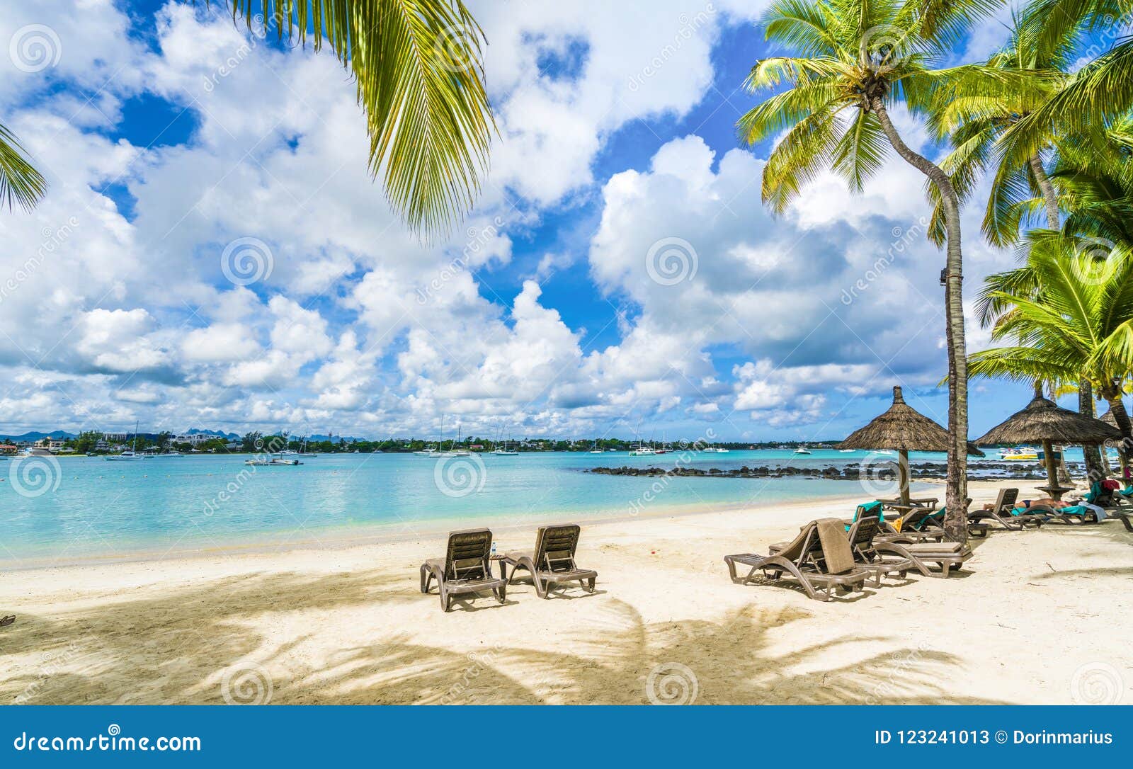 Openbaar Strand Bij Grote Baie Op Het Eiland Van Mauritius, Afrika ...