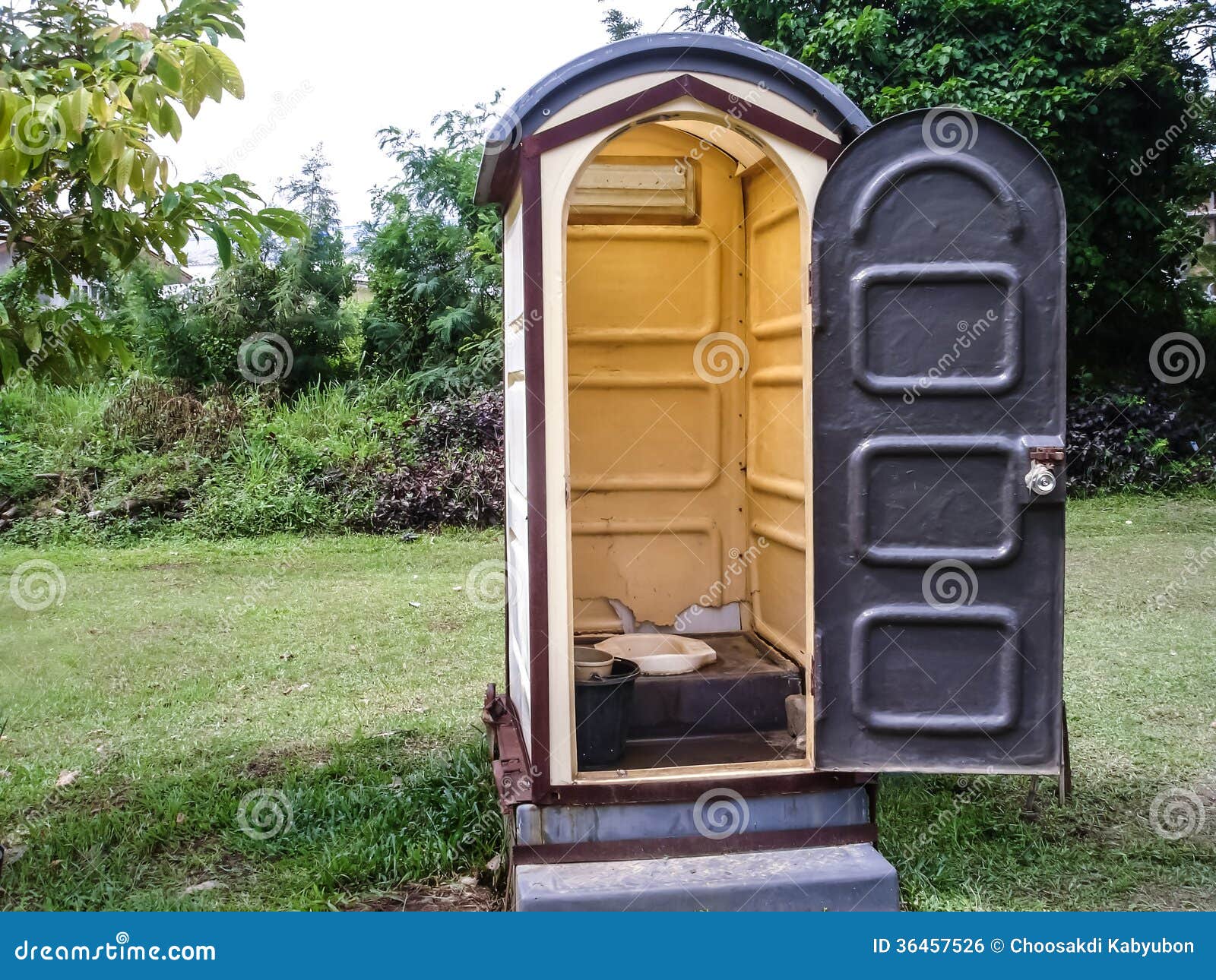 Openbaar toilet stock foto. Image of morserij, vervuil - 36457526