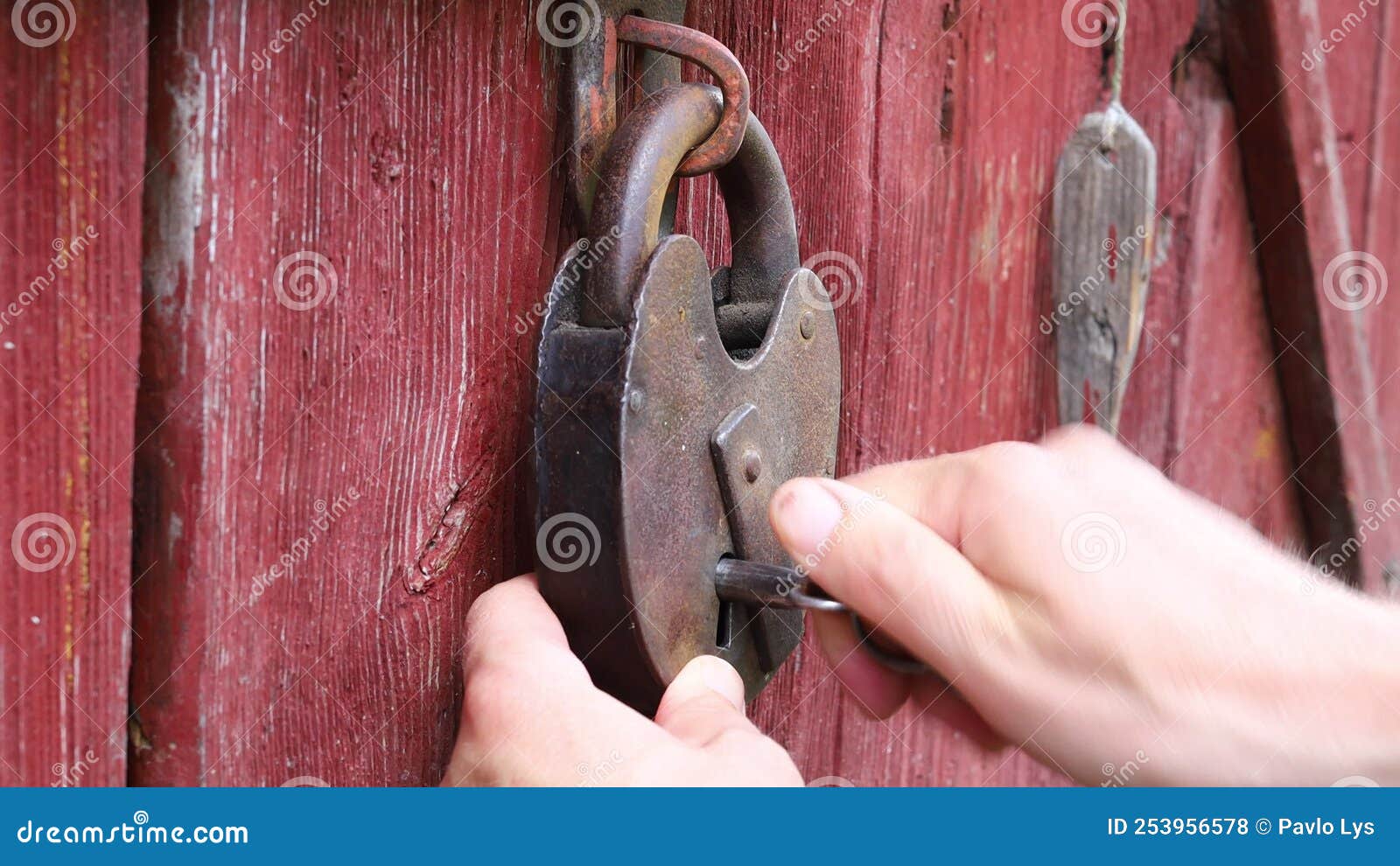 Opening of the Old Big Lock Stock Footage - Video of rust, door: 253956578