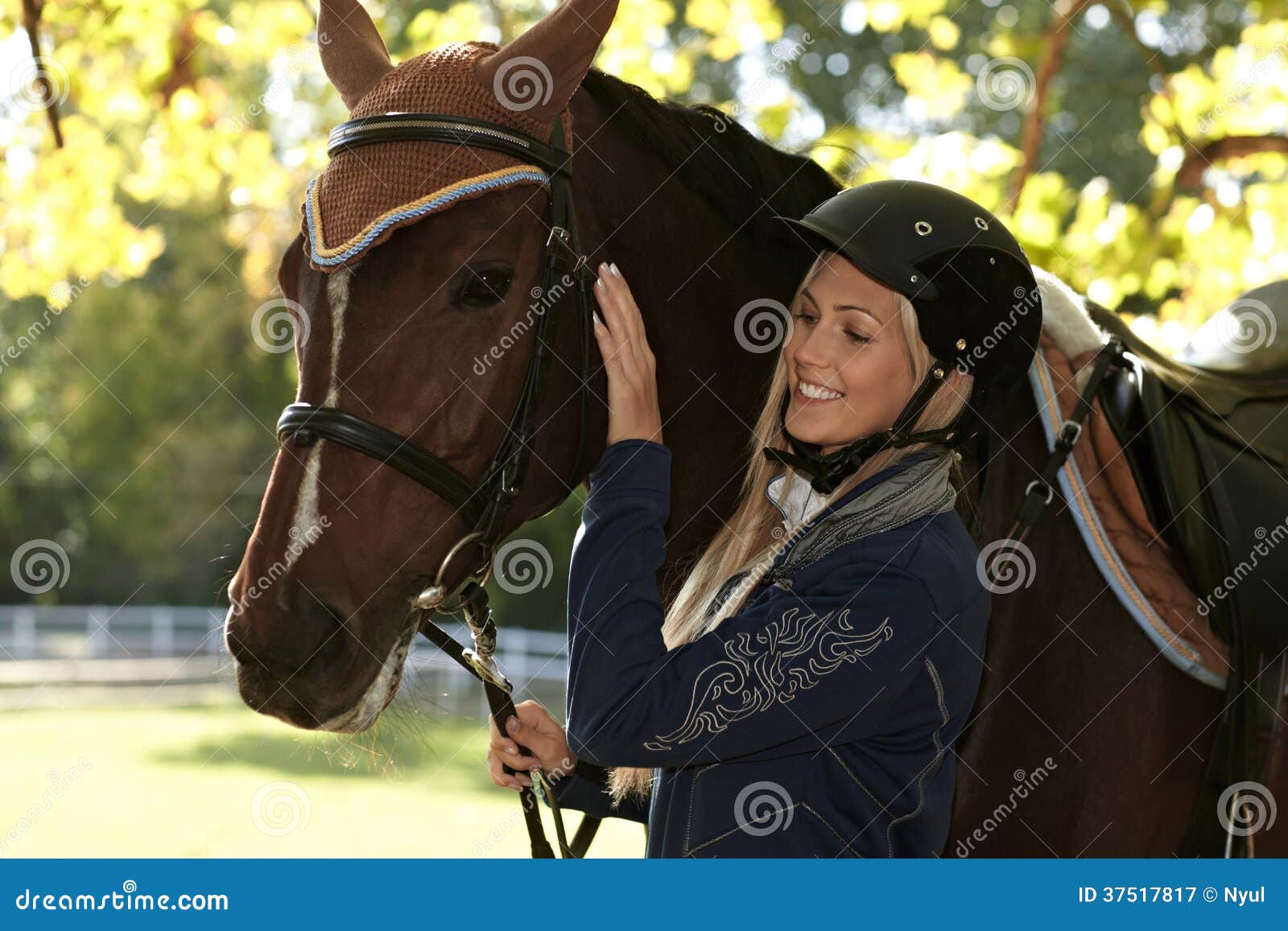 Openluchtportret Van Ruiter En Paard Stock Afbeelding - Image of ...