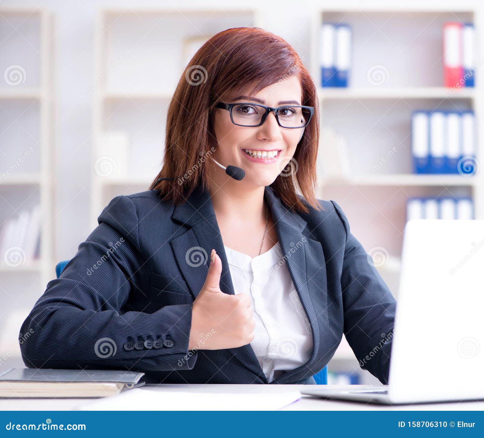 Operador De Centro De Llamadas Que Trabaja Con Clientes Foto de archivo ...