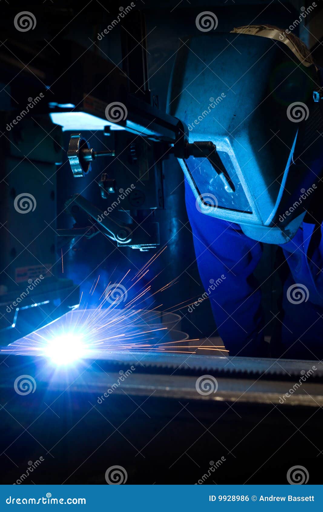 Operador de la soldadora foto de archivo. Imagen de chispa - 9928986