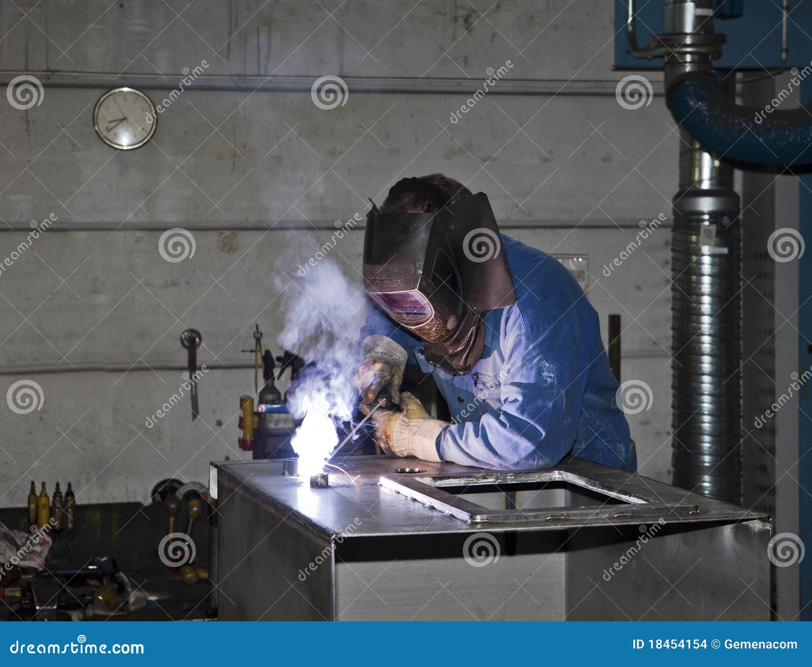 Operador de la soldadura foto de archivo. Imagen de funcionamiento ...