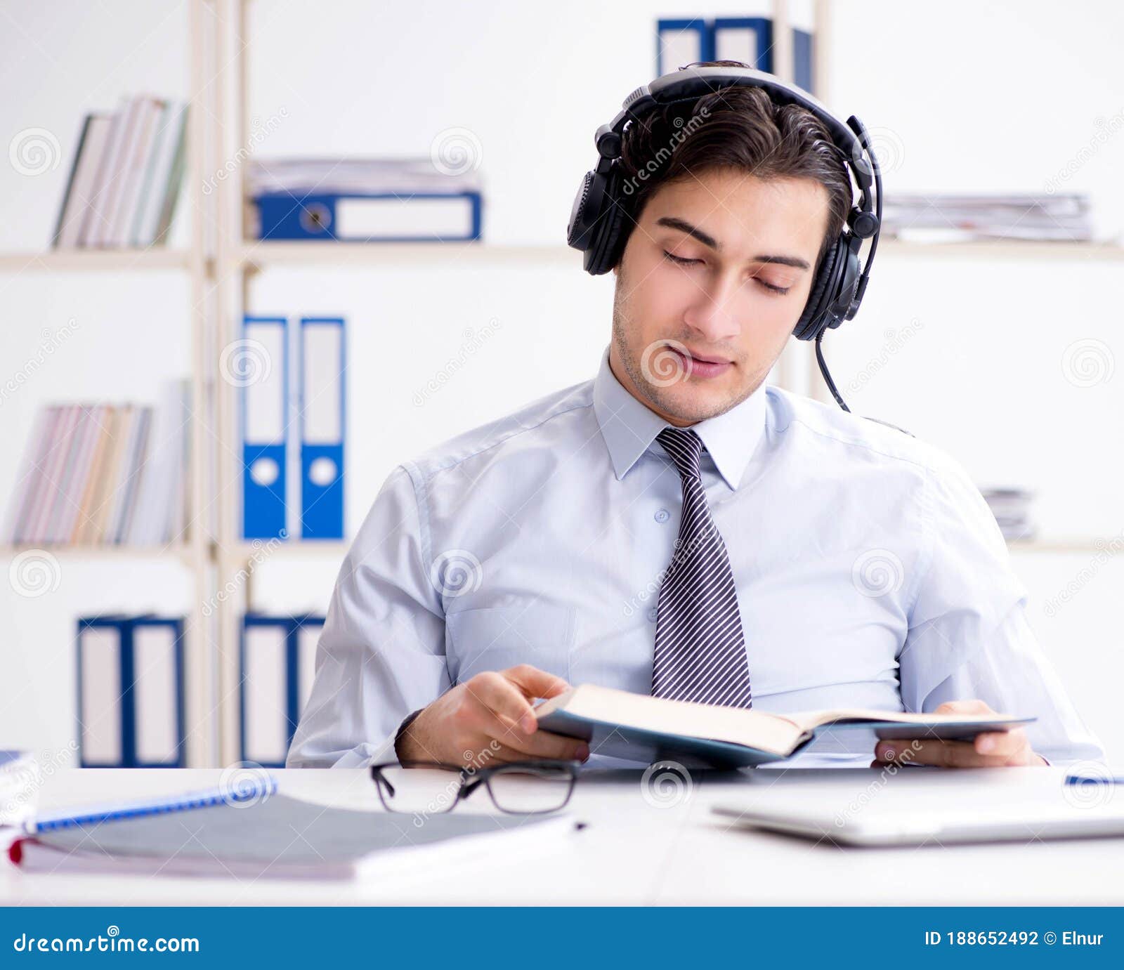 Operador Do Call Center Conversando Com O Cliente Em Direto Foto de ...
