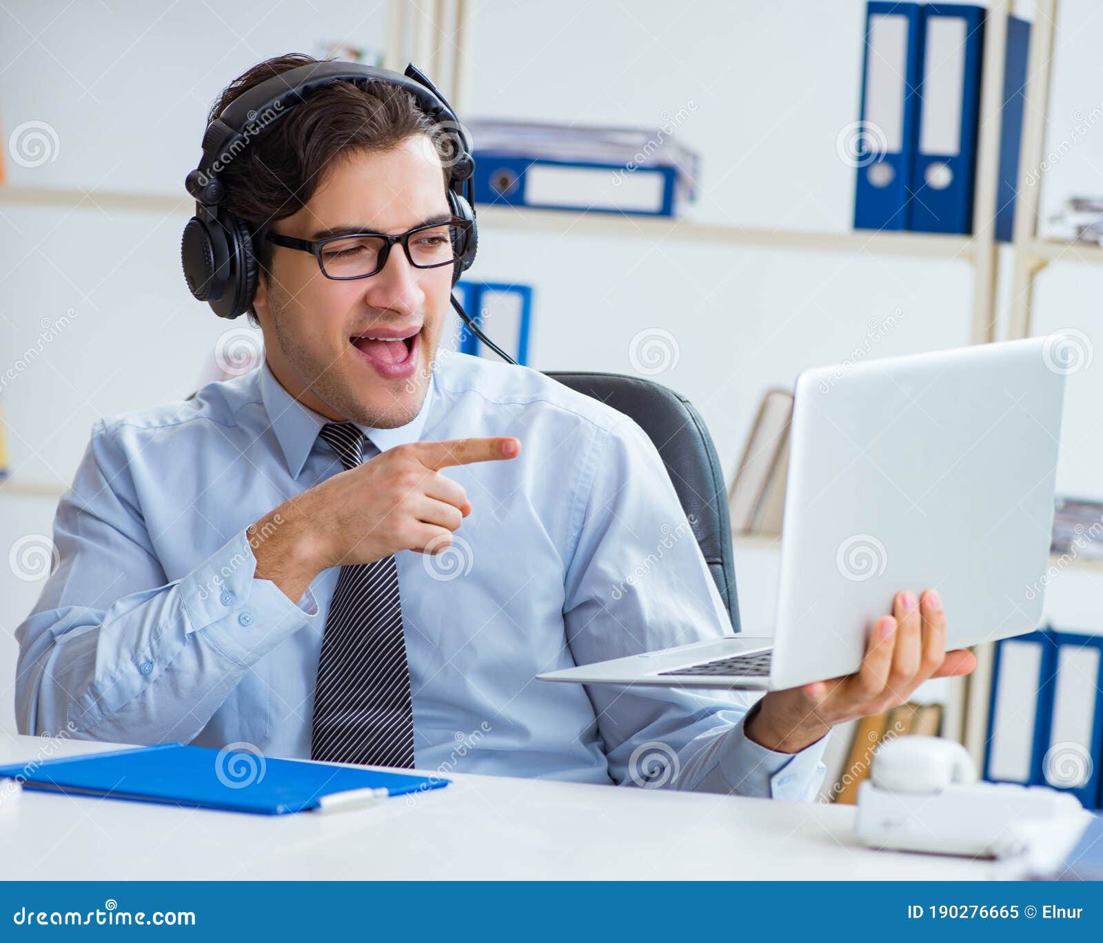 Operador Do Call Center Conversando Com O Cliente Em Direto Imagem de ...