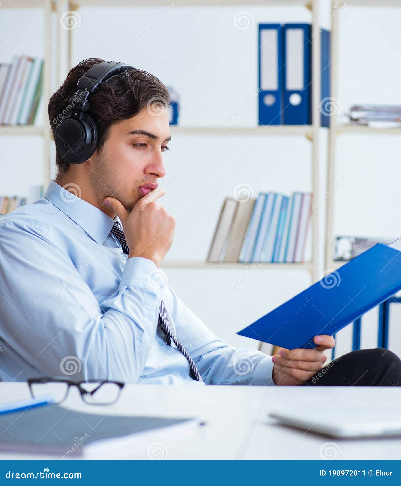 Operador Do Call Center Conversando Com O Cliente Em Direto Imagem de ...