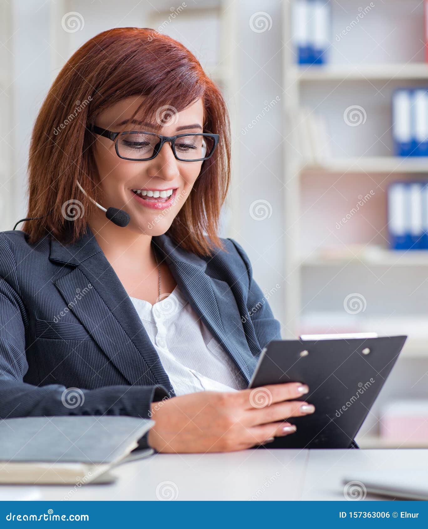 Operador Do Call Center Trabalhando Com Clientes Foto de Stock - Imagem ...