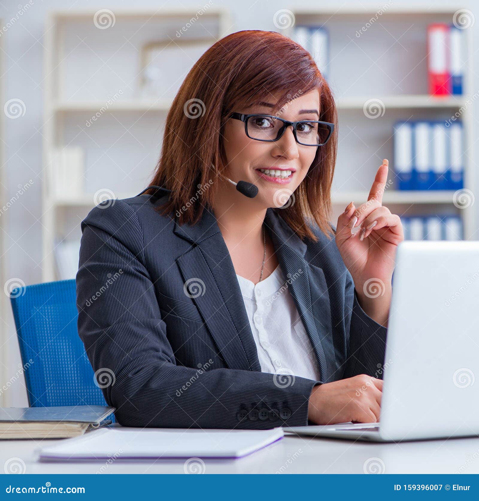 Operador Do Call Center Trabalhando Com Clientes Imagem de Stock ...