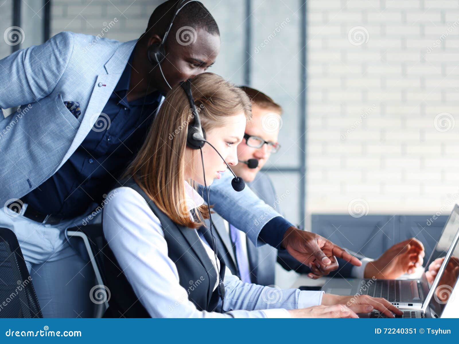 Operador Do Telefone Que Trabalha No Centro De Chamada Imagem de Stock ...