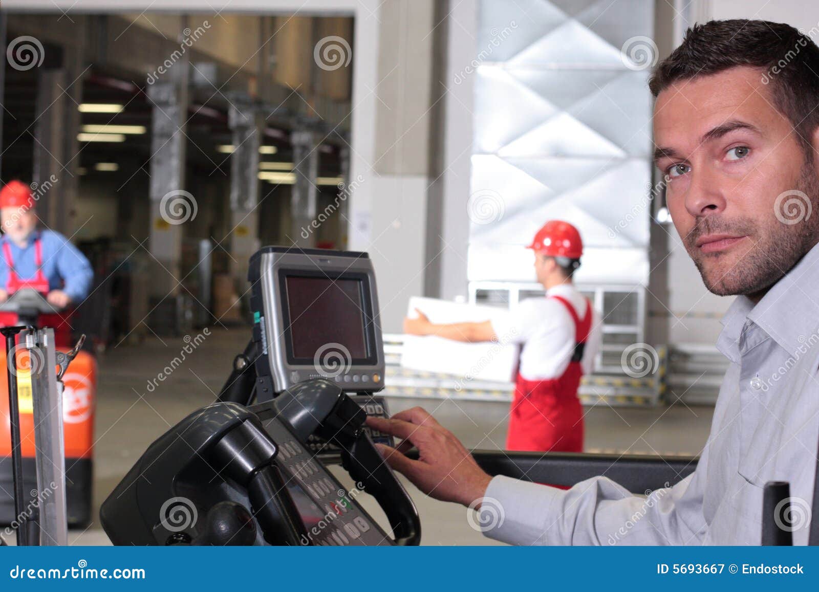 Operador Que Pulsa Teclas En El Panel De Control Imagen de archivo ...