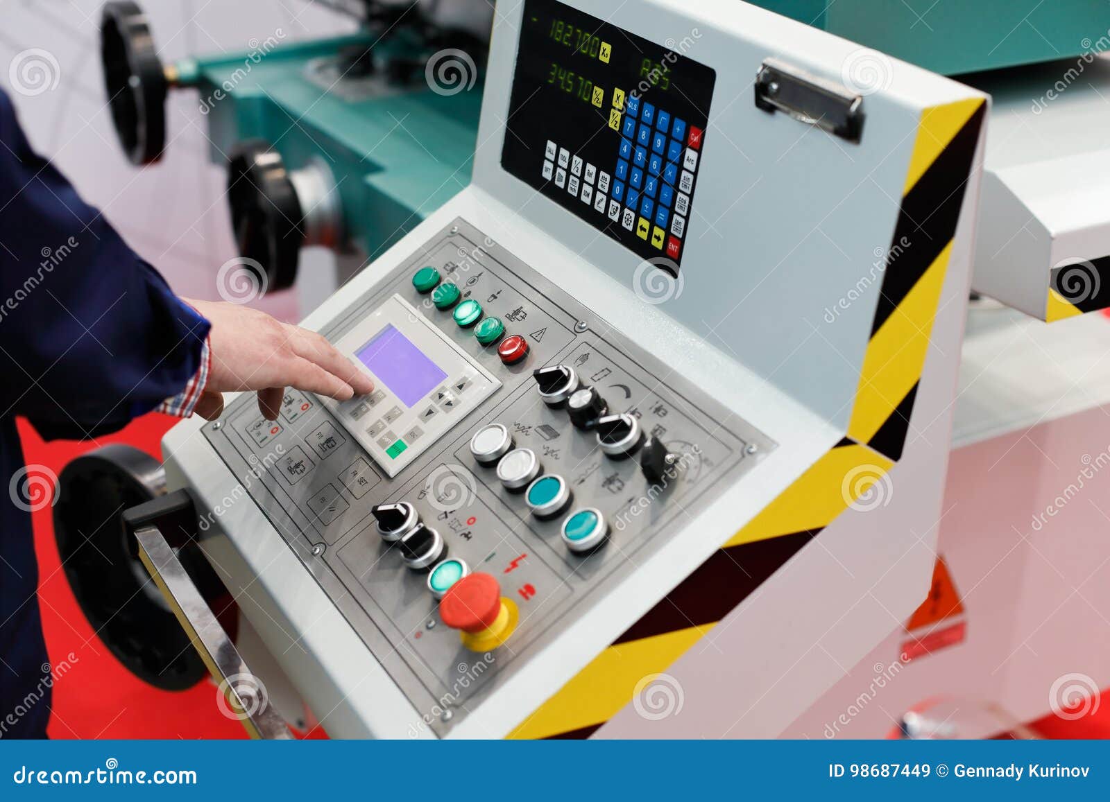 Operador Que Trabaja Con El Panel De Control Imagen de archivo - Imagen ...