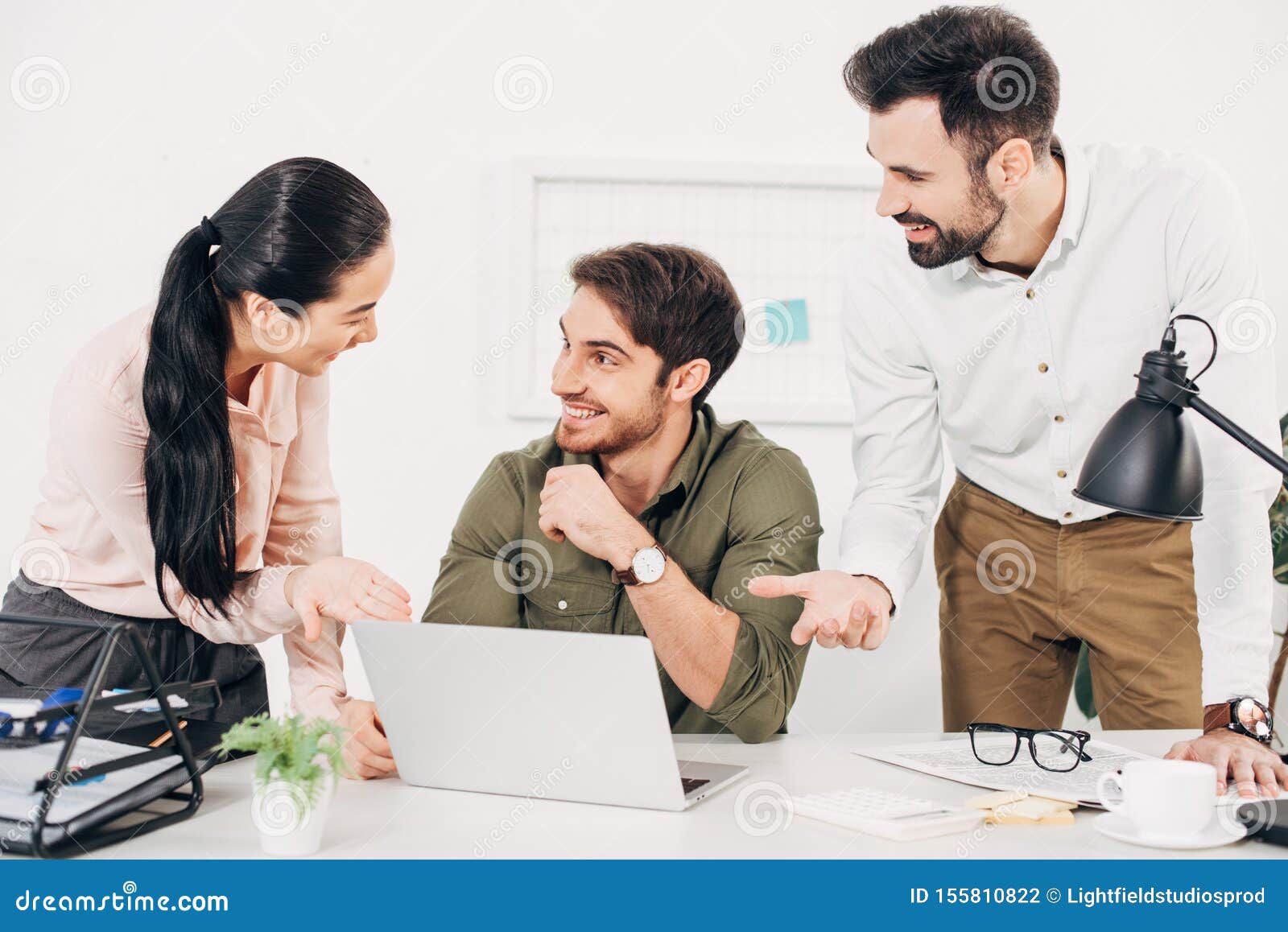 Operadores De Call Center Sorrindo E Conversando Foto de Stock - Imagem ...