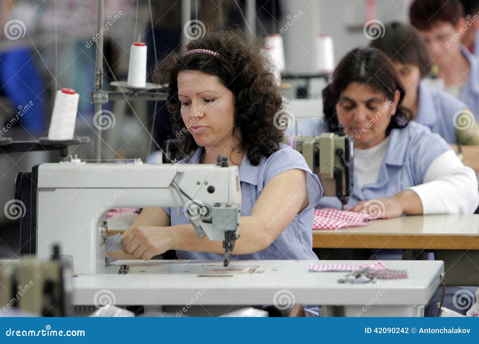 Operai dell'abbigliamento fotografia editoriale. Immagine di manuale ...