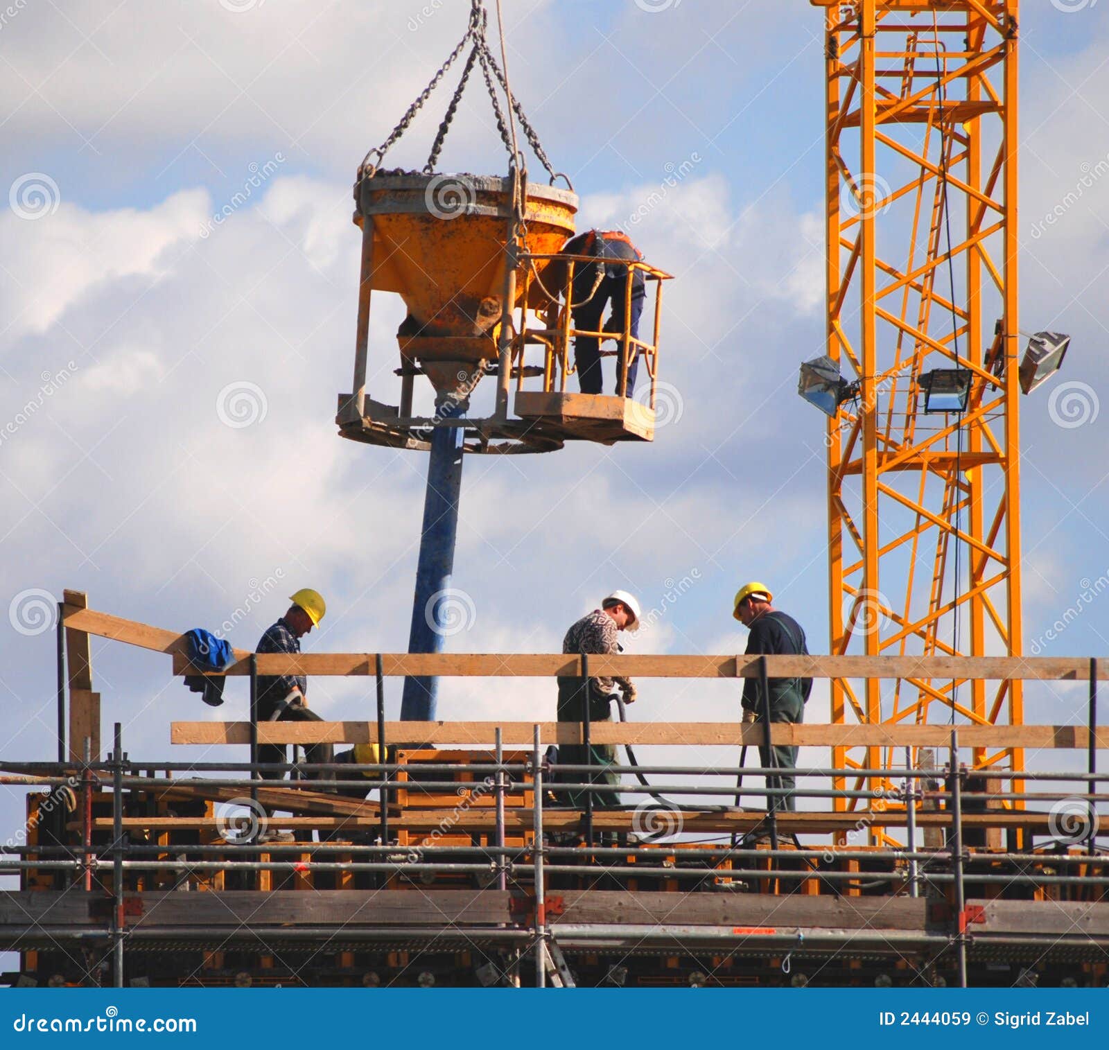 Operai di costruzione immagine stock. Immagine di acciaio - 2444059