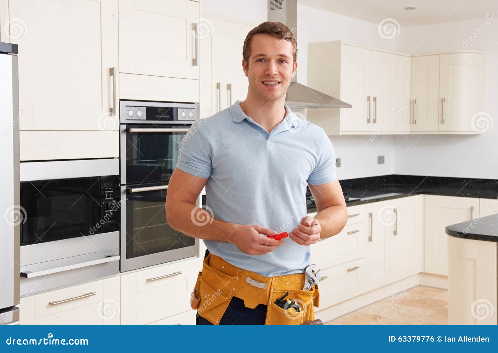 Operaio Che Installa Cucina Misura Lusso Fotografia Stock - Immagine di ...