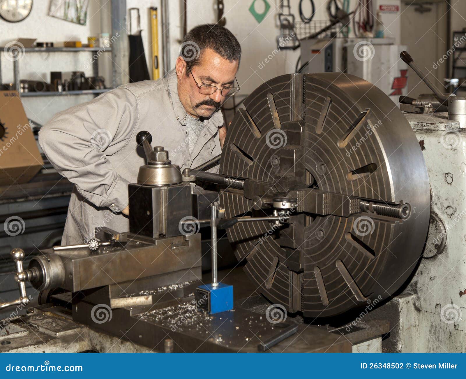 Operaio Che Per Mezzo Di Un Tornio Del Metallo Fotografia Stock ...